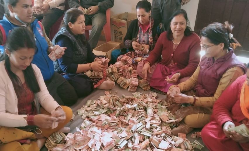 रकम गन्दै स्वयंसेवक | Ajako Aartha | Nepal's No. 1 Business News Portal